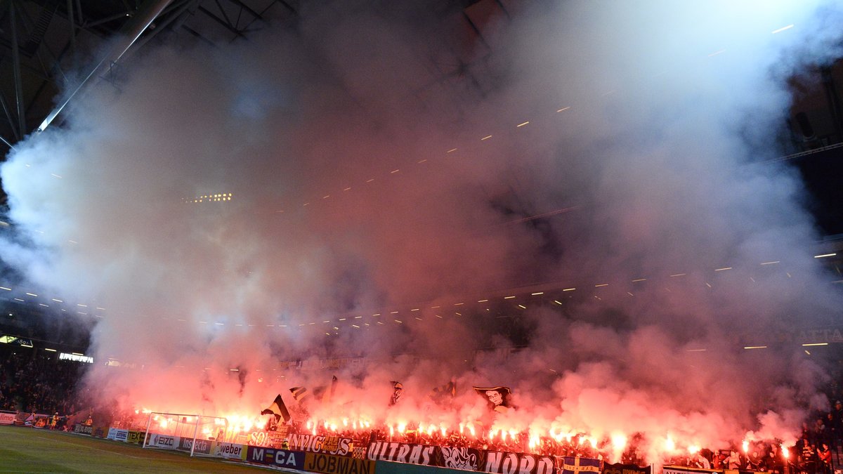 Trots varningen - här bränner AIK-fansen bengaler