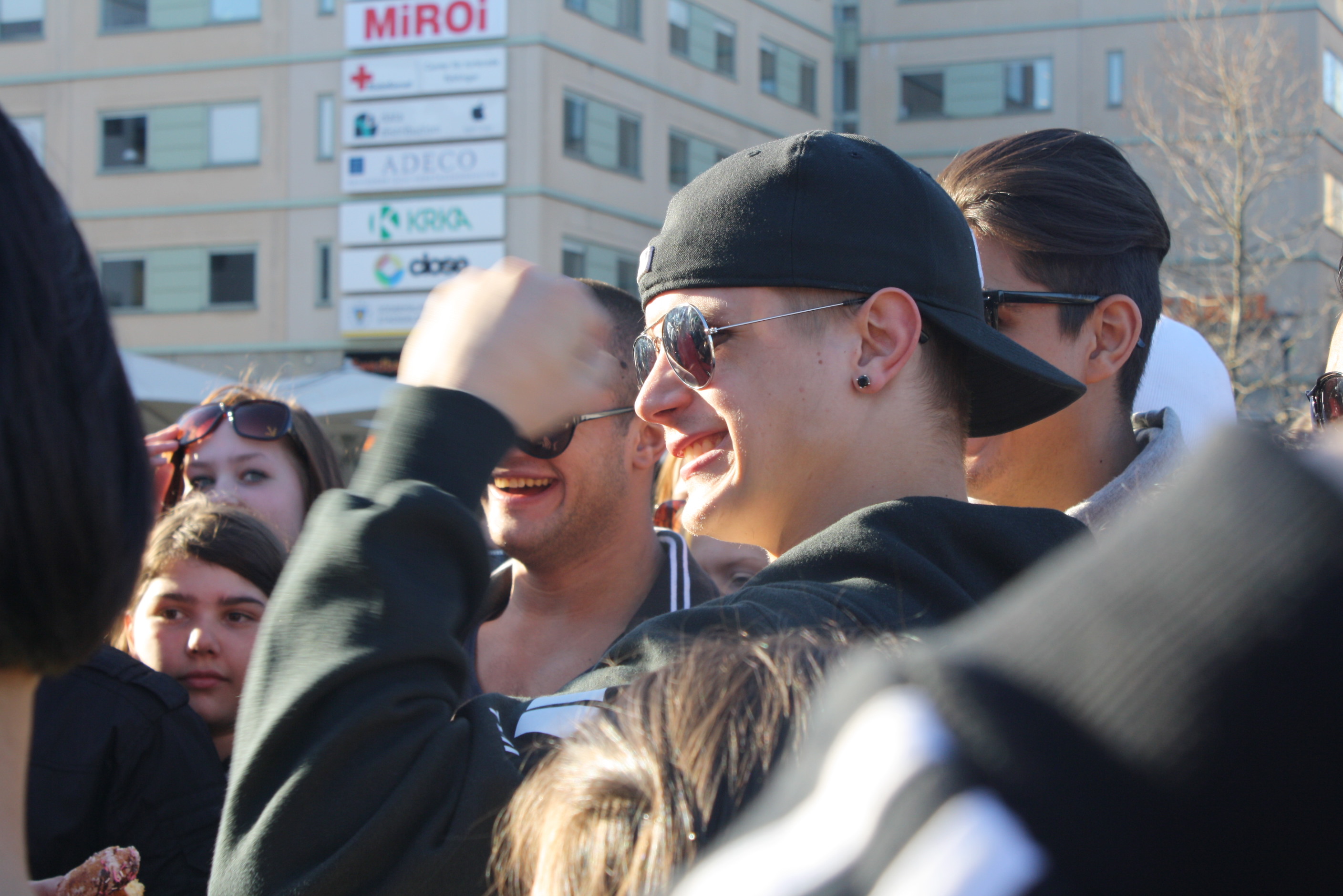 Glädjekaos när BB-stjärnorna bjöd på munkar