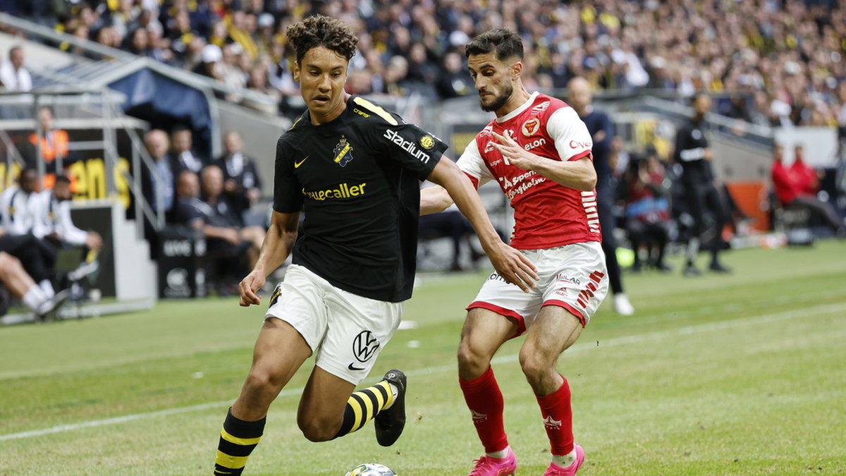 al-Ahli värvar AIK-back