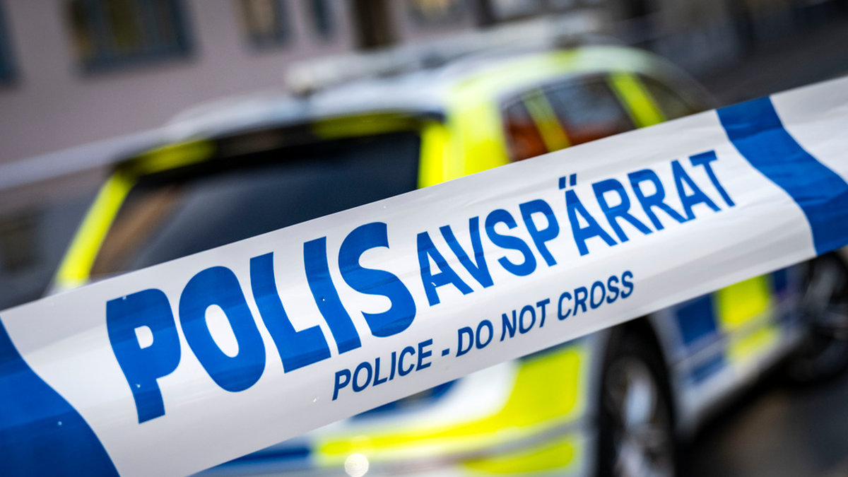Man skjuten av polis – förd till sjukhus