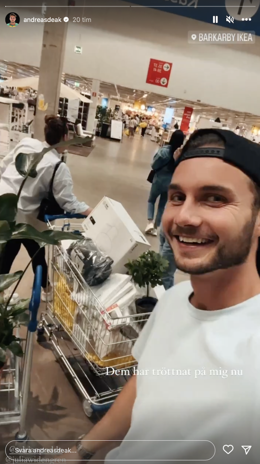 Andreas Deak visar upp lyckan på Ikea – under Nicci Hernestigs kris