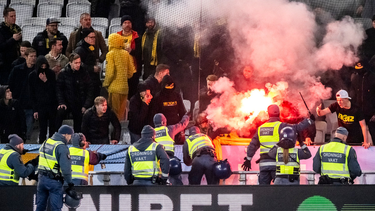 Supporterforskare åtalas för brott under match