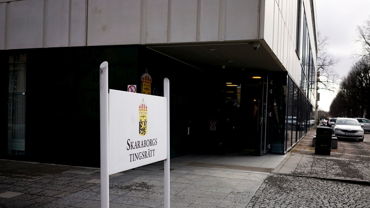 Greps med kulsprutor och knark – åtta åtalas