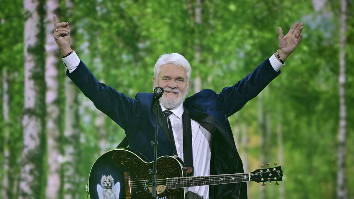 Hasse Andersson tar sin låtskatt till kyrkan