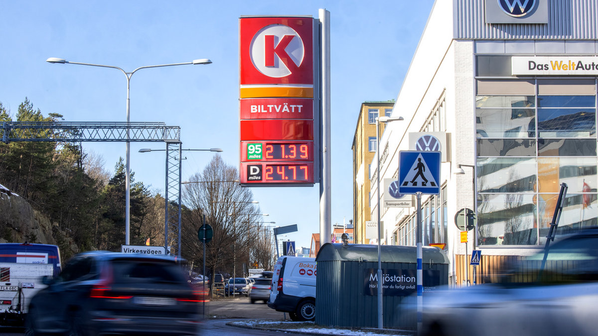 Priserna sänks på bensin och diesel – så mycket kostar en liter nu