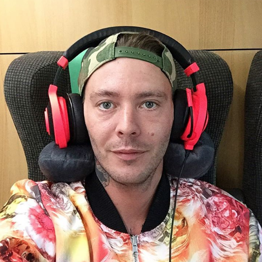 Jockiboi, Liam Pitts och Gunilla Persson i "Fångarna på fortet"