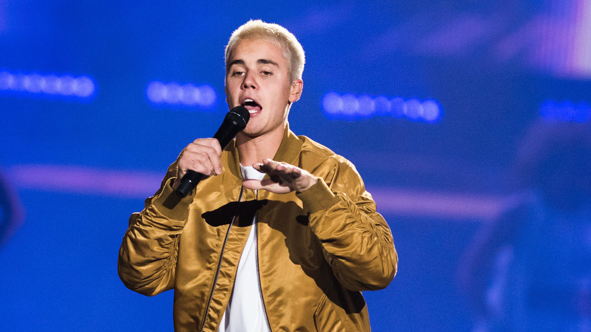 Här ramlar Justin Bieber ned från scenen i brutalt fall