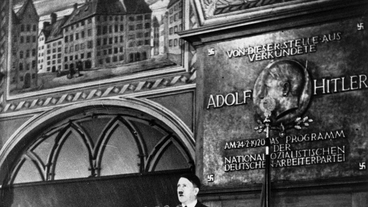 Tröja med Hitler-tryck utreds för hets mot folkgrupp