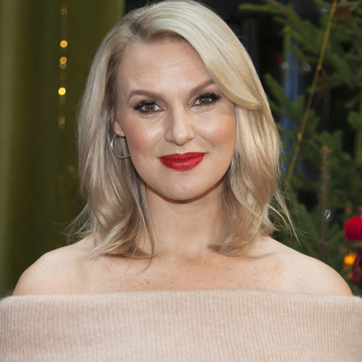 Hatstorm mot Sanna Nielsens bild med Robert Gustafsson: "Rasistisk ...