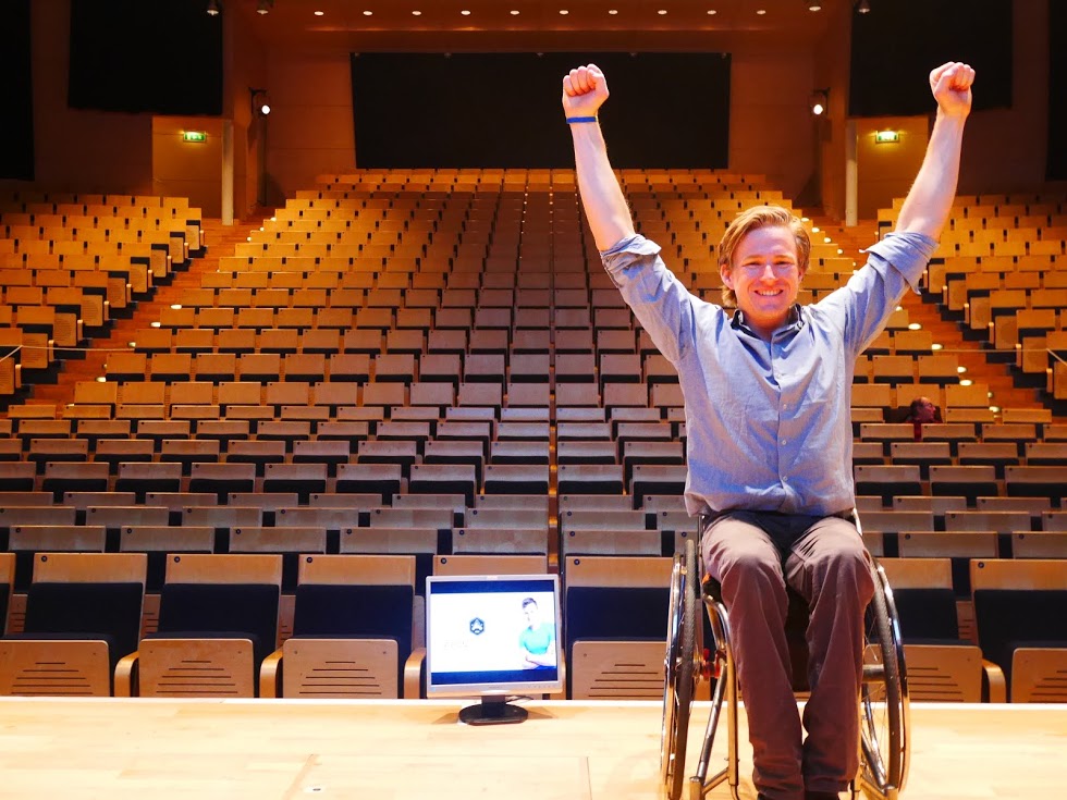 Aron bestiger Europas högsta berg – i rullstol