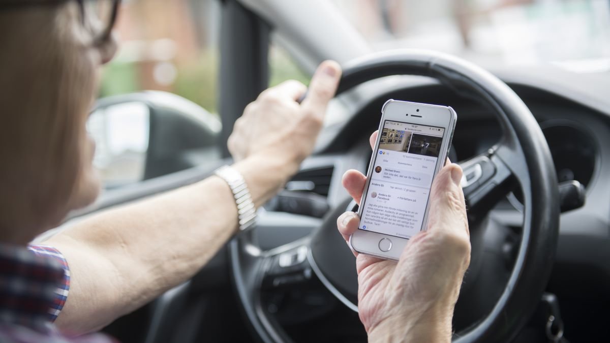 Använda mobilen när du kör bil – då är det tillåtet