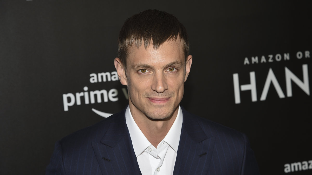 Bella Davis anmäler skådespelaren Joel Kinnaman för förtal