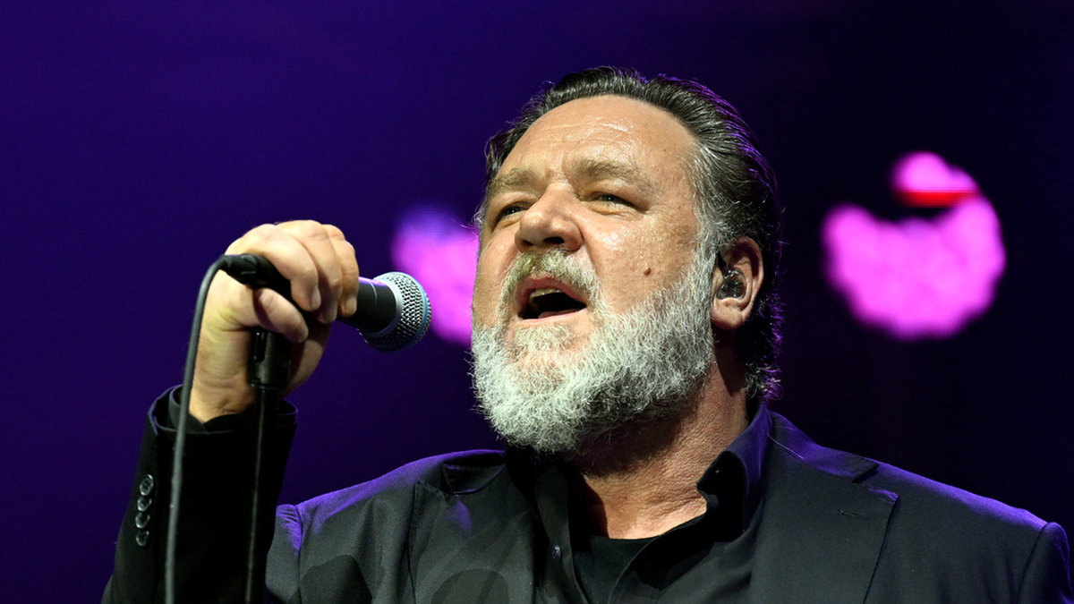 Russell Crowe åker på turné med sitt rockband