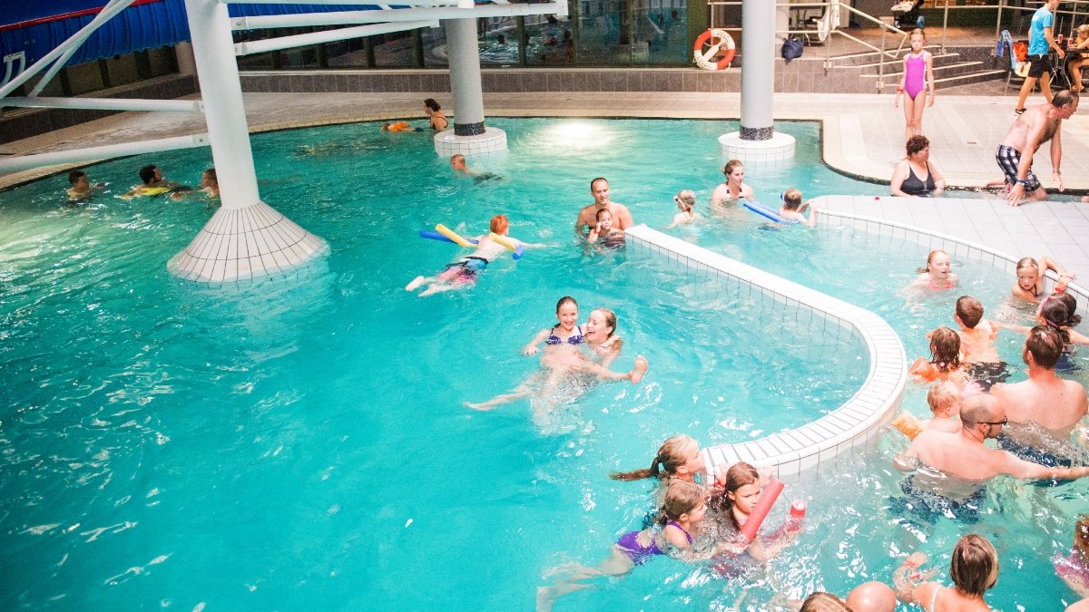 Räddningstjänst kallad till simhall – besökare klagar på lukt