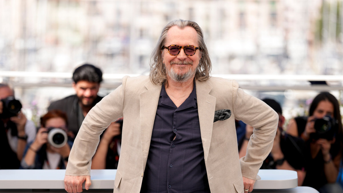 Gary Oldman läser juldikt för MI5