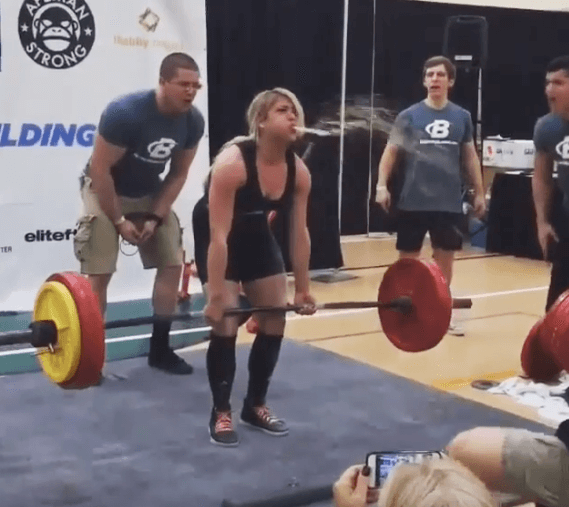 Hennes tyngdlyft går helt fel – det här är det äckligaste du sett