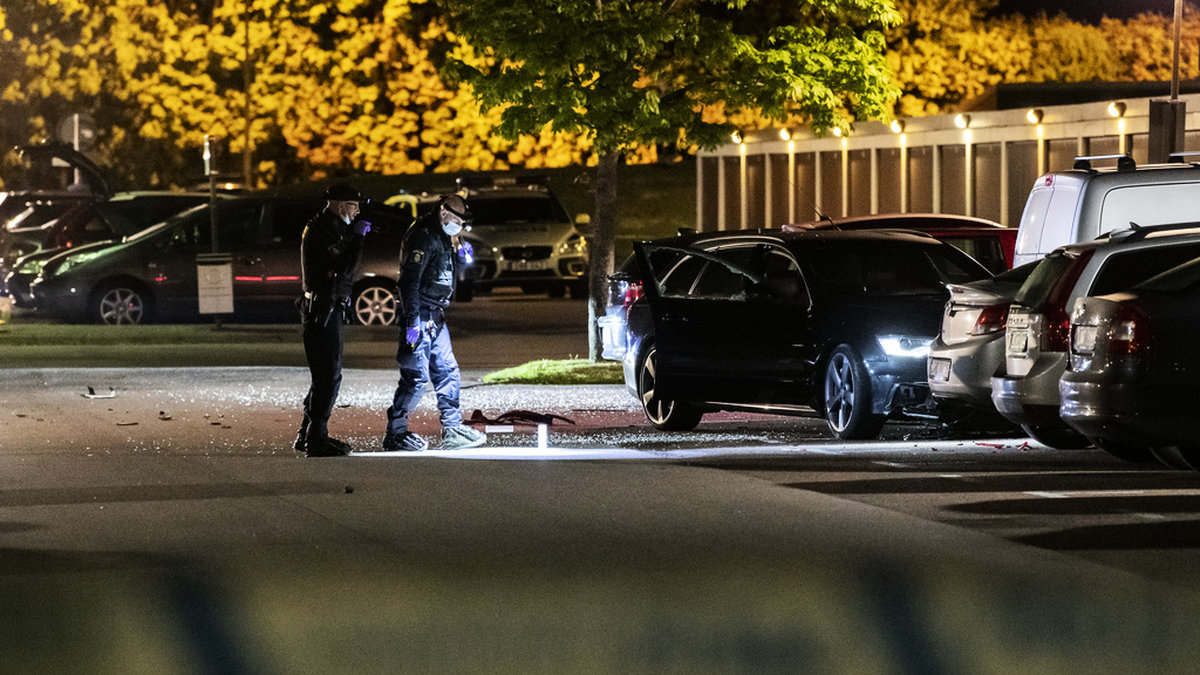Sex åtalas För Mord I Bostadsområde