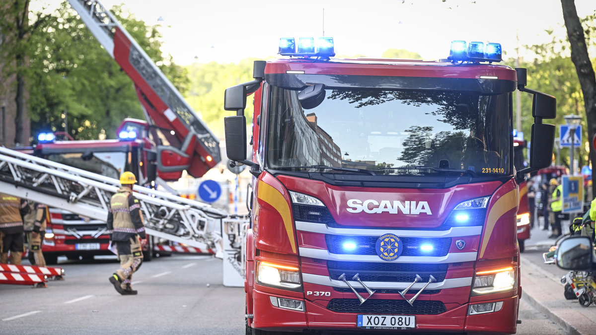 Fullt utvecklad brand i industrilokal – en till sjukhus