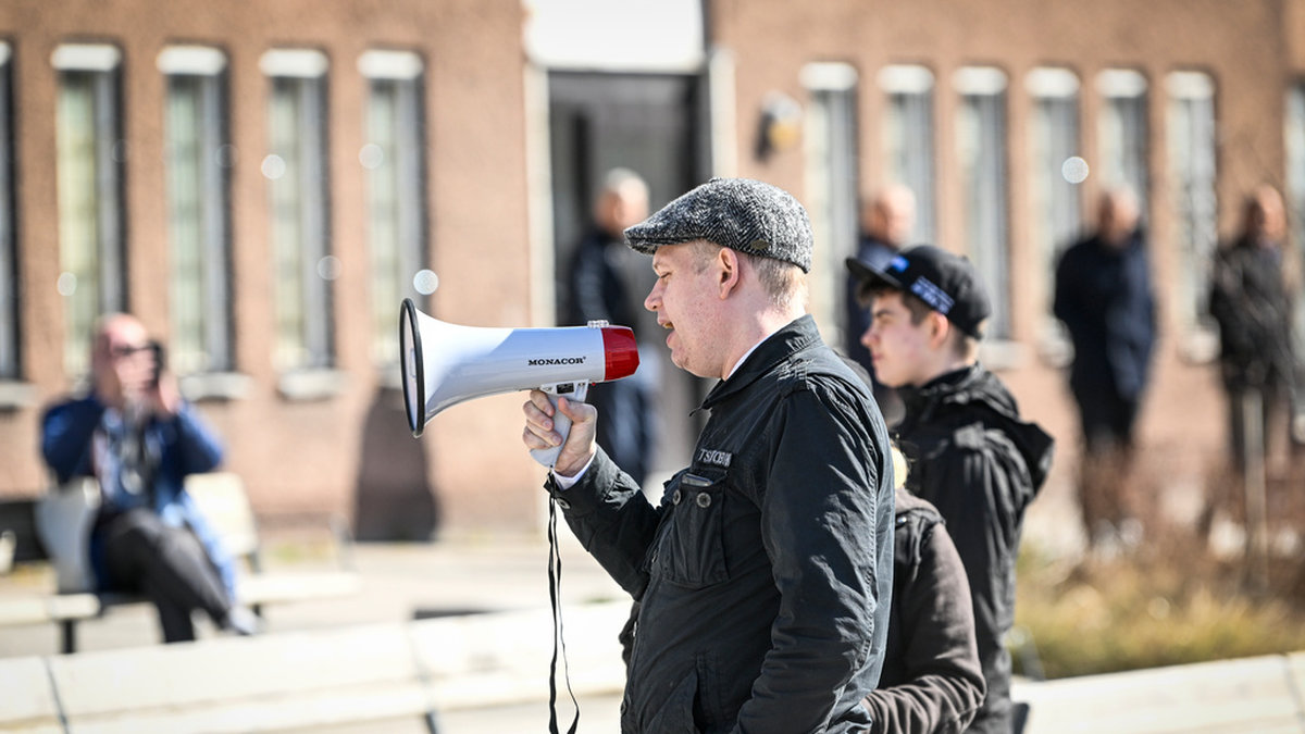 Elva frias från upplopp vid koranbränning