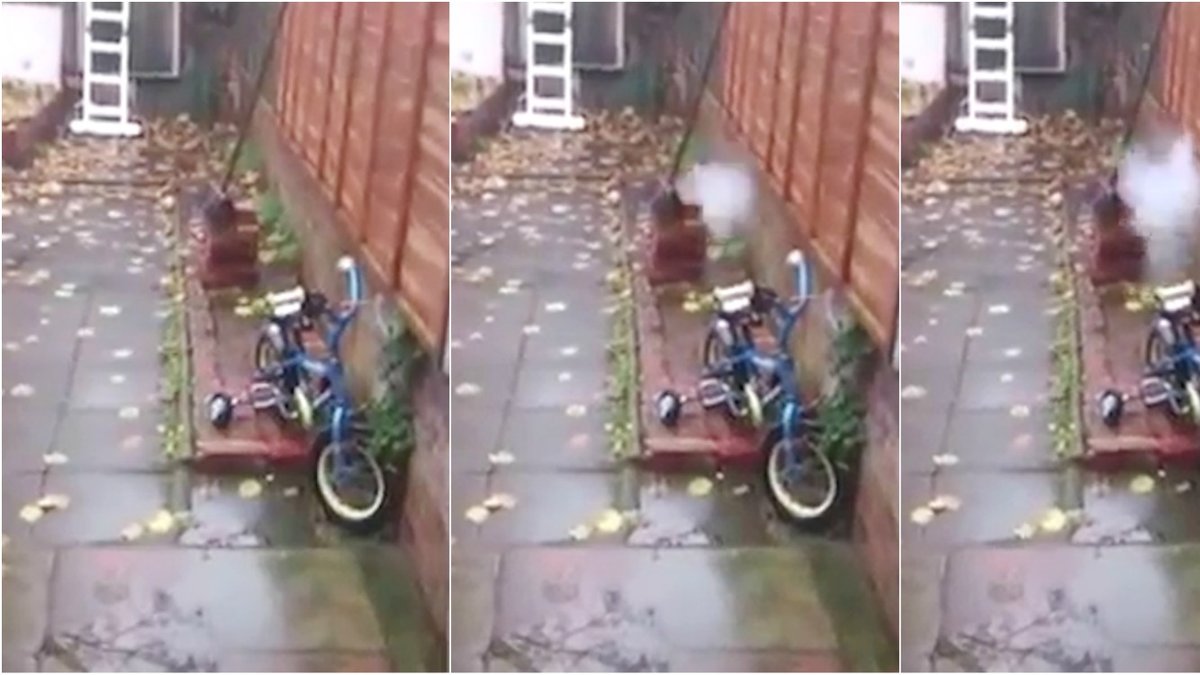 Här testar terroristen bomben – mitt bland barnens leksaker