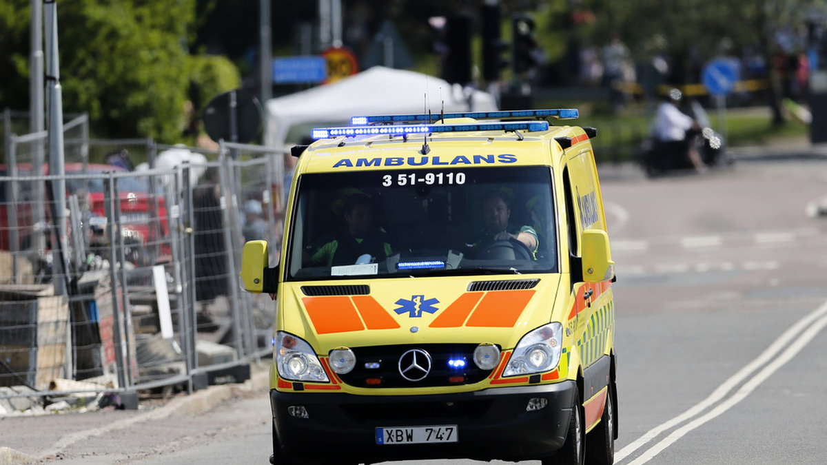 Pojke vårdas med livshotande skador – föll från tredje våningen