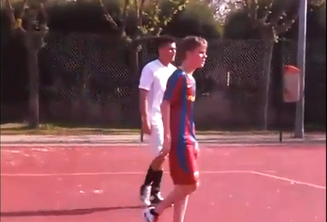 VIDEO: Justin Bieber kickar kula i Barcatröja