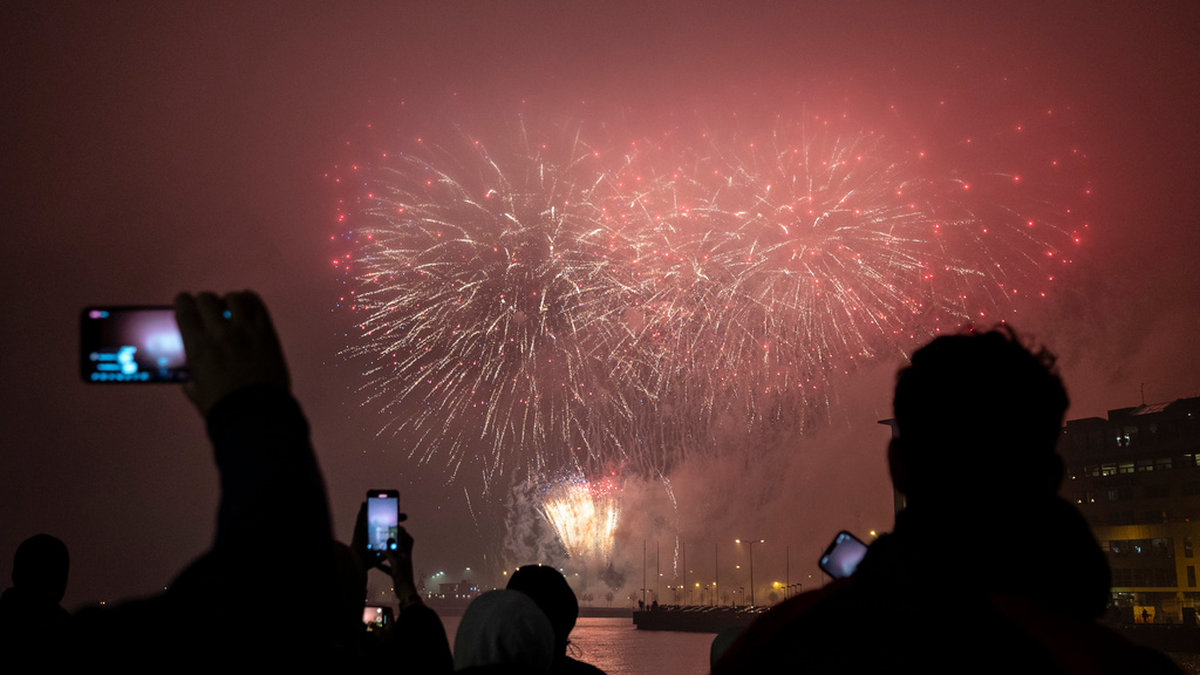 Nyårsnatt: Fylla, bråk och raketer mot polis