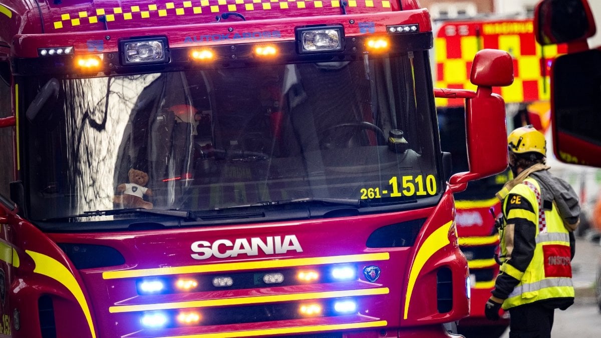 Fullt utvecklad brand i lägenhetshus – VMA utfärdat