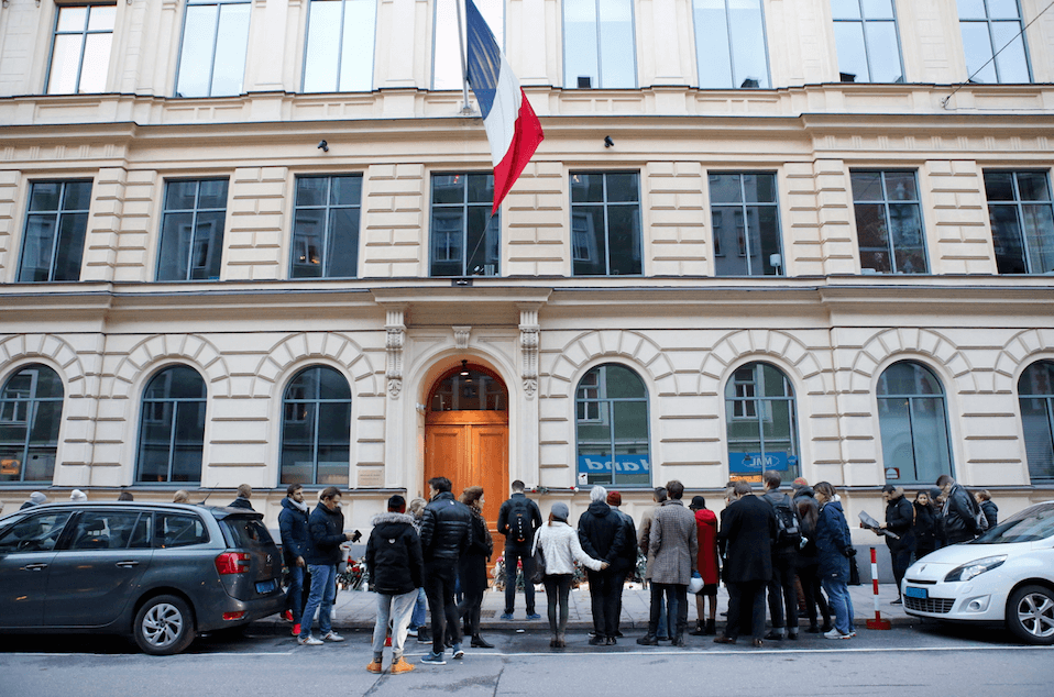 Så visade svenskarna sitt stöd vid franska ambassaden i Stockholm