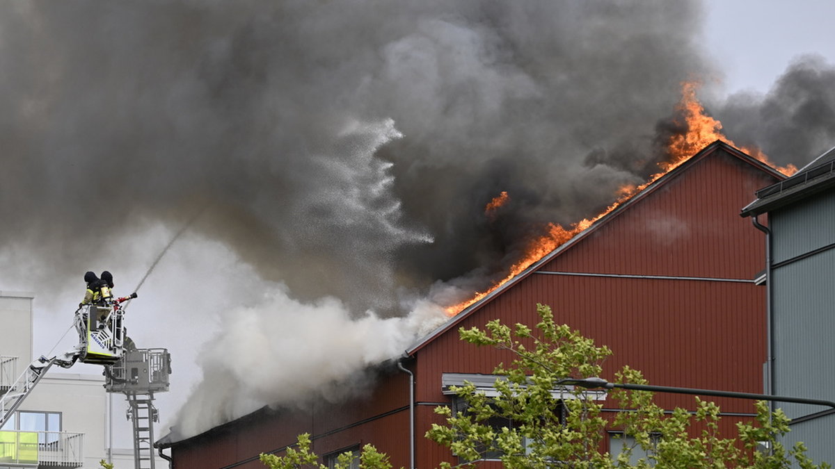Vindsbrand i fyravåningshus – boende evakuerade: "Fått rök i sig"