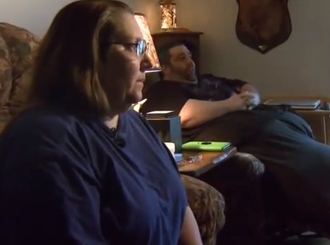 Hans pung väger 45 kilo – nu söker han vård